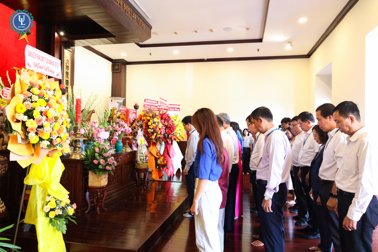 Trường Đại học Luật TP.HCM dâng hương nhân kỷ niệm 135 năm ngày sinh Chủ tịch Hồ Chí Minh